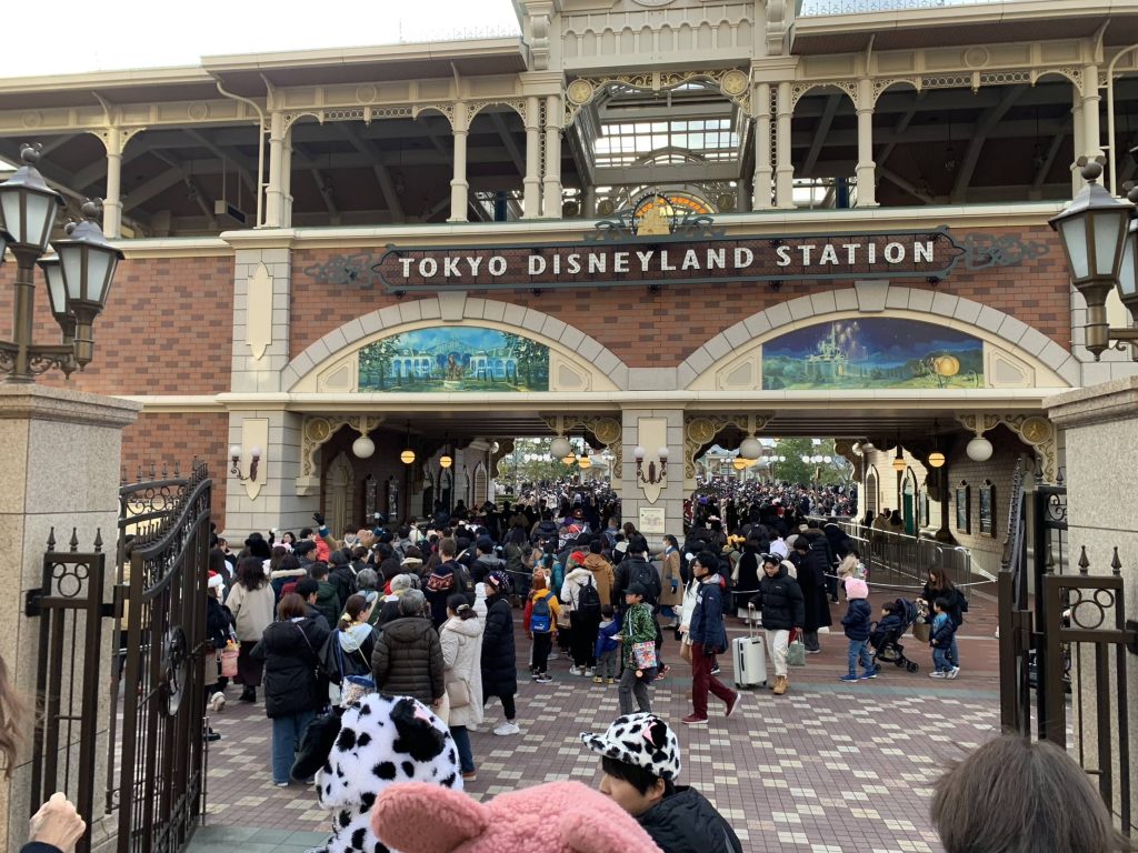 How to beat the entry queue at Tokyo Disneyland | Let's go Mum