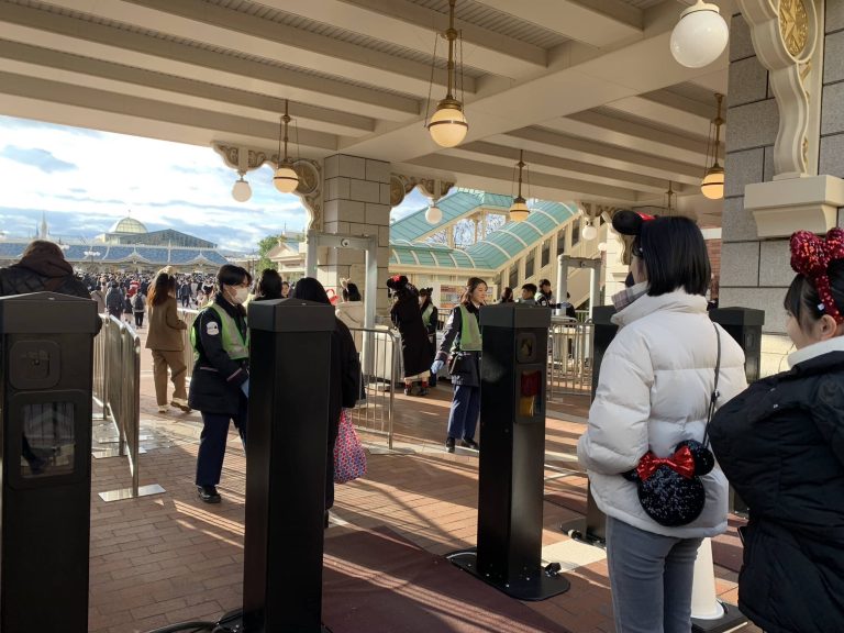How to beat the entry queue at Tokyo Disneyland | Let's go Mum